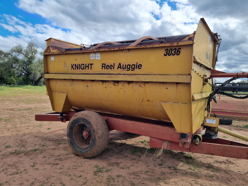 Lot 192 - 3036 KNIGHT REEL AUGGIE FEED MIXER WITH BAIL HANDLER ...