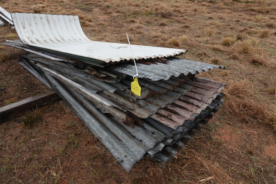 Lot 120 - Corrugated iron and 6 x bullnose sheets 1.9mtr | AuctionsPlus