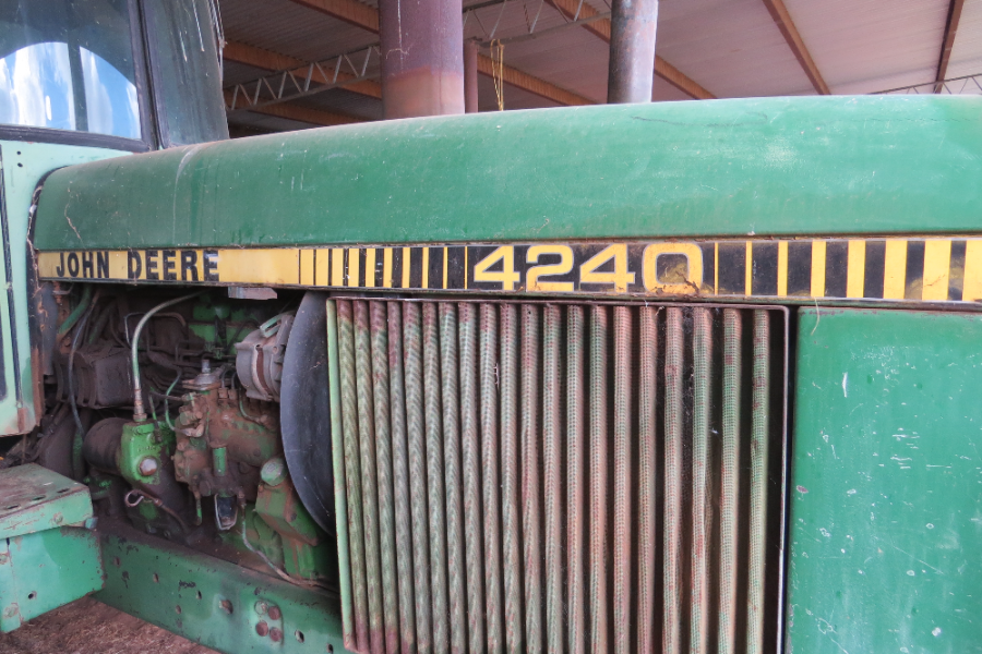 Lot 246 - John Deere 4240 Tractor | AuctionsPlus