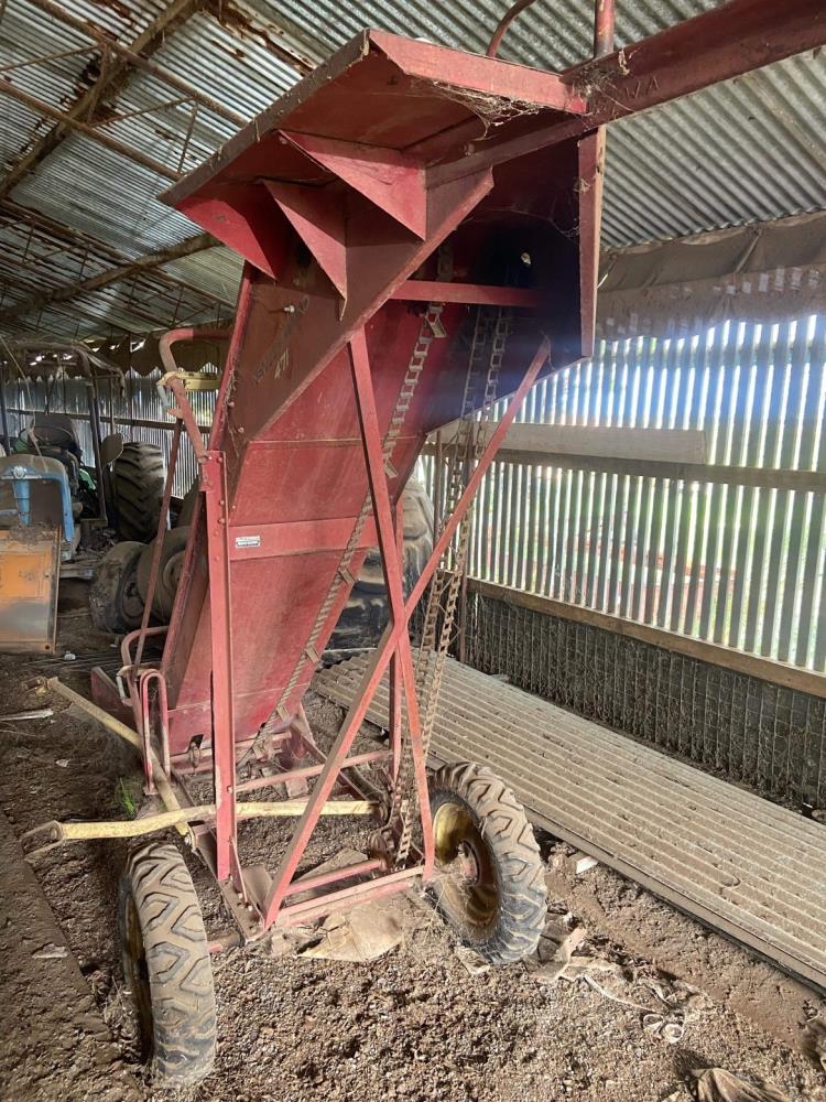 Lot 56 - NEW HOLLAND SMALL SQUARE BALE ELEVATOR | AuctionsPlus