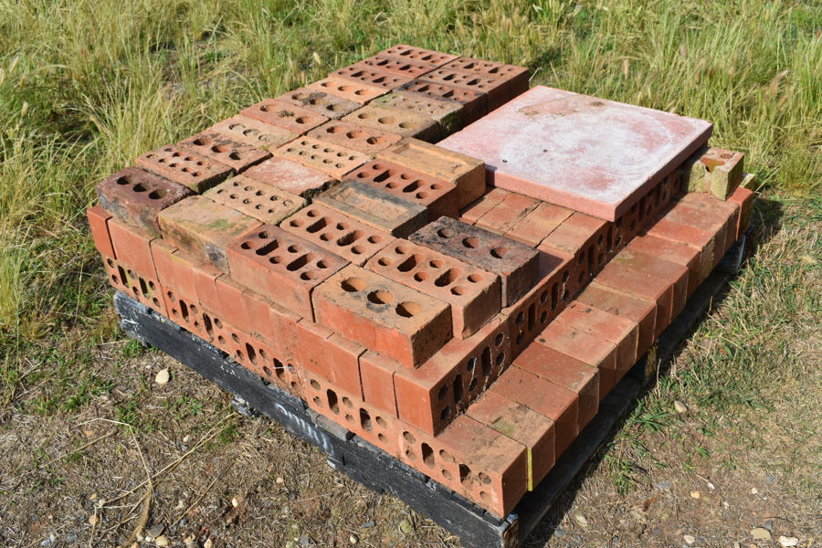 Lot 164 - Qty House Bricks | AuctionsPlus