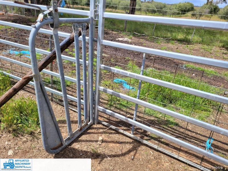 Lot 286 - Solid Galv. Cattle Head Bale | AuctionsPlus
