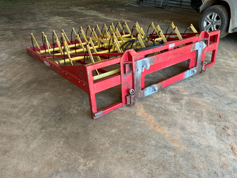 Lot 17 - Jadan 15 Small Bale Grab | AuctionsPlus