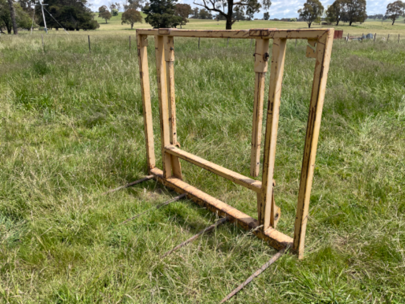 Lot 39 - FEL Hay Spikes | AuctionsPlus