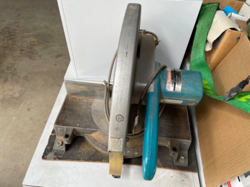 Lot 204 - Makita 355mm Drop Saw | AuctionsPlus