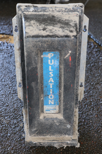 Lot 219 - 3 Boumatic Pulsation Controllers & 32 Pulsators | AuctionsPlus