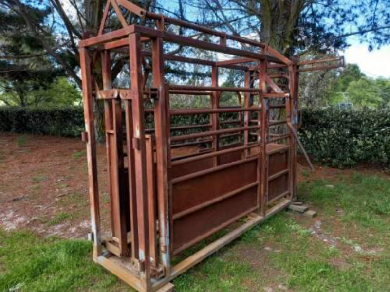 Lot 114 - Cattle crush | AuctionsPlus
