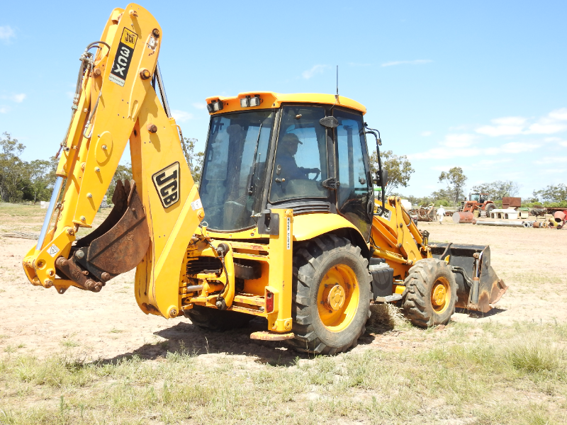 Lot 18 - JCB 3CX 2204 AC cab 4 in one bucket fold back forks ext. hoe ...