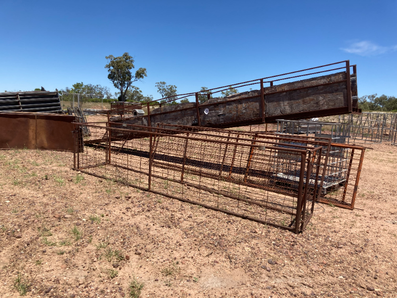 Lot 107 - curved sheep race loading ramp + sheep yard | AuctionsPlus