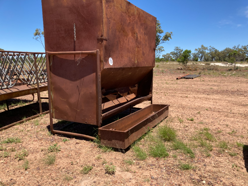 Lot 117 - Grain feeder and grain trough | AuctionsPlus