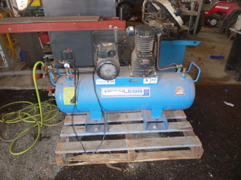 Lot 48 - Peerless P17 professional air compressor | AuctionsPlus