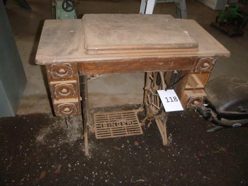Lot 118 - Singer sewing machine | AuctionsPlus