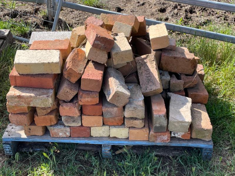 Lot 116 - 3 X Pallet of used Bricks | AuctionsPlus