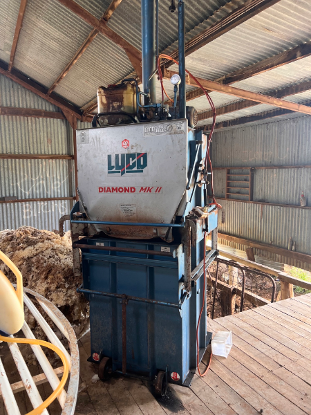Lot 100 - Lyco woolpress | AuctionsPlus