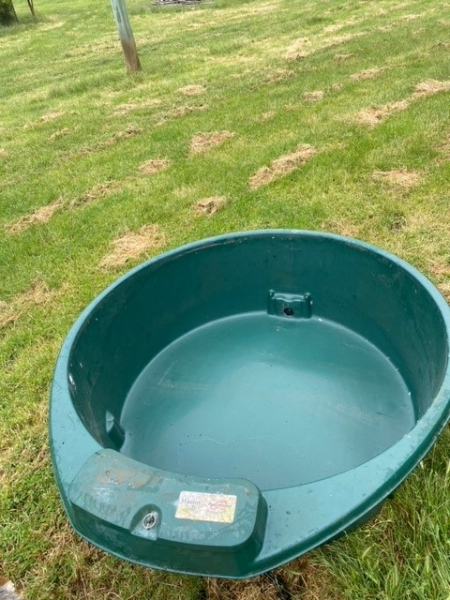Lot 75 - 1200L Polymaster Trough | AuctionsPlus