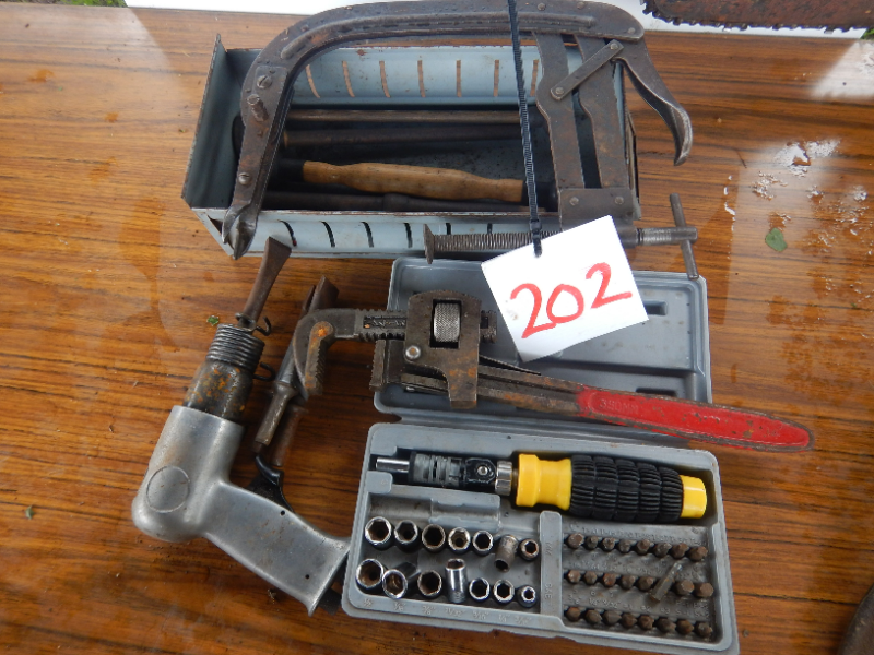 Lot 202 - Assorted tools, air chisel etc. | AuctionsPlus