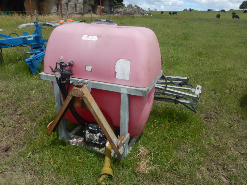 Lot 201 - 600 Litre Silvan Tank and Boomspray | AuctionsPlus