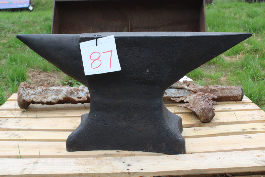 Lot 87 - Large Anvil | AuctionsPlus
