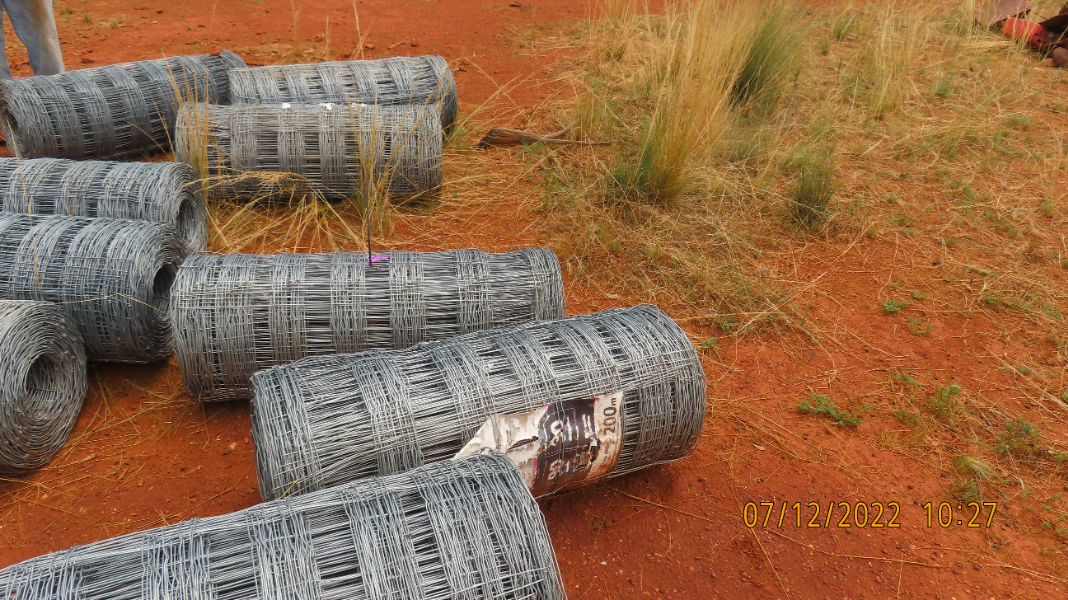 Lot 200 - Stiff Stay Whites Wire | AuctionsPlus