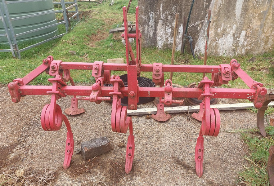 Lot 6 - Spring Tyne Rippers 7 Tyne, 3 point Linkage | AuctionsPlus