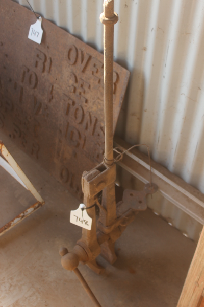 Lot 748 - Black Smith Leg Vice | AuctionsPlus