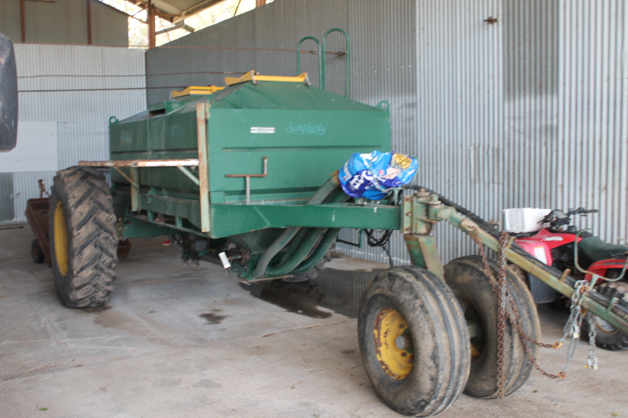 Lot 11 - Simplicity 5700 Twin Bin Air Seeder | AuctionsPlus