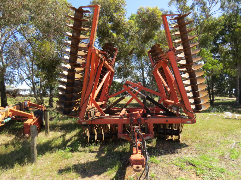 Lot 35 - Ennor 88 plate hydraulic fold disc plough | AuctionsPlus