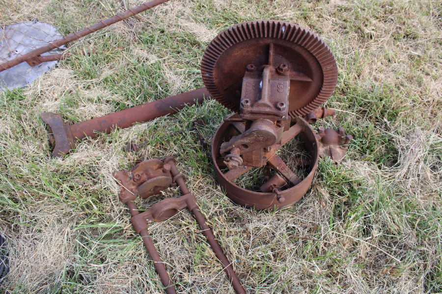 Lot 171 - Mixed lot of old parts and implements | AuctionsPlus
