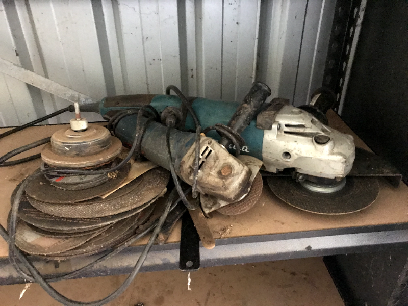 Lot 26 - Makita 9'' & Ryobi 4''Hand Grinders | AuctionsPlus