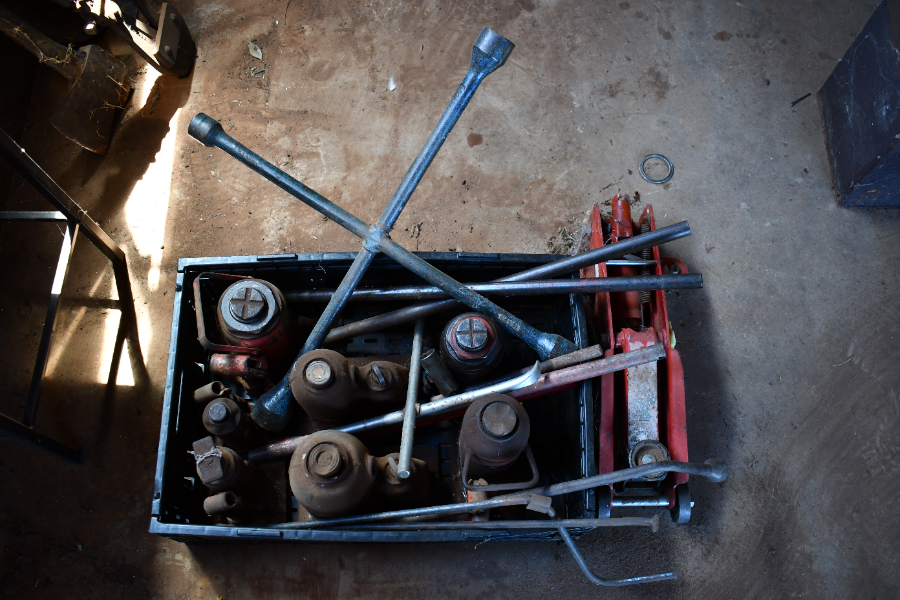 Lot 119 - Assorted jacks and wheel spanner | AuctionsPlus