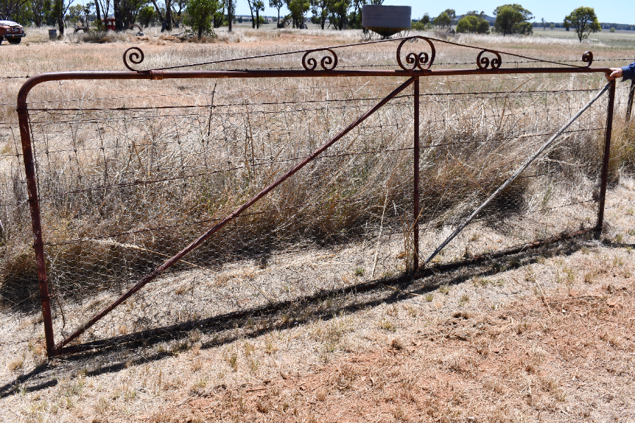 Lot 164 - 13ft entrance gate | AuctionsPlus