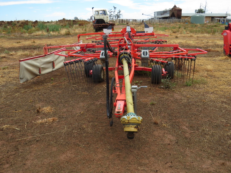 Lot 19 - 2010 Kuhn GA7922 Master Drive rotary hay rake | AuctionsPlus