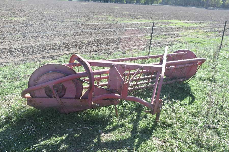 Lot 98 - Massey Ferguson 525 hay rake | AuctionsPlus