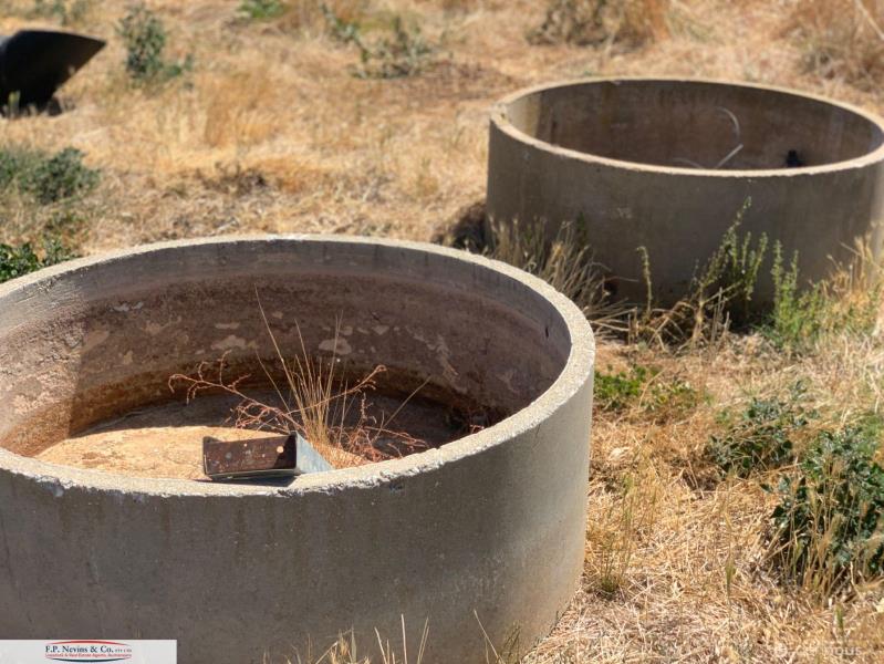 Lot 181 - 2x 1250mm concrete troughs. | AuctionsPlus
