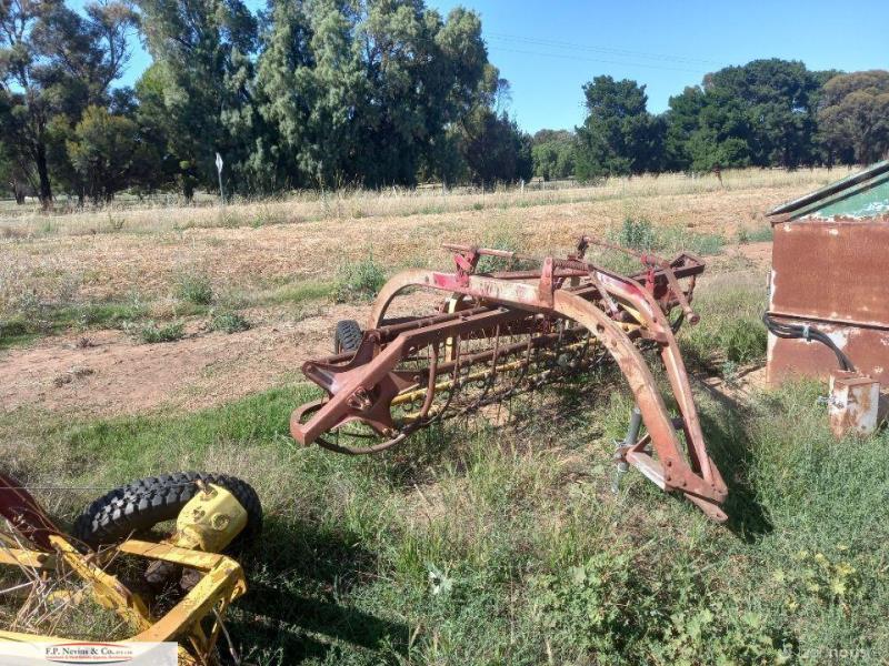 Lot 133 - New Holland roller bar rake. | AuctionsPlus