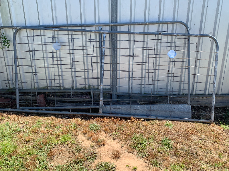 Lot 27 - Farm gates | AuctionsPlus