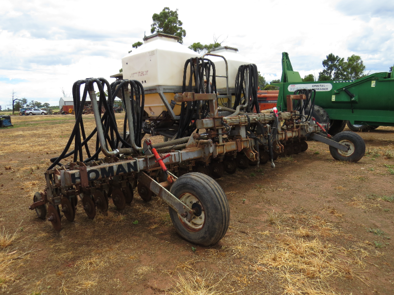 Lot 29 - Homan 8m 34 row twin disc hydraulic fold seeder | AuctionsPlus