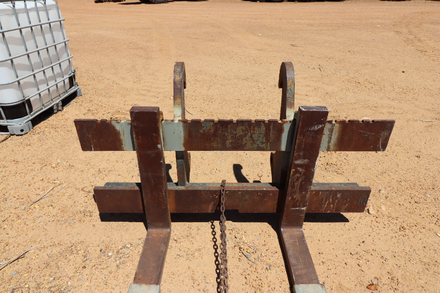 Lot 122 - HEAVY DUTY PALLET FORKS, ADJUSTABLE WIDTH, CAT QUICK HITCH ...