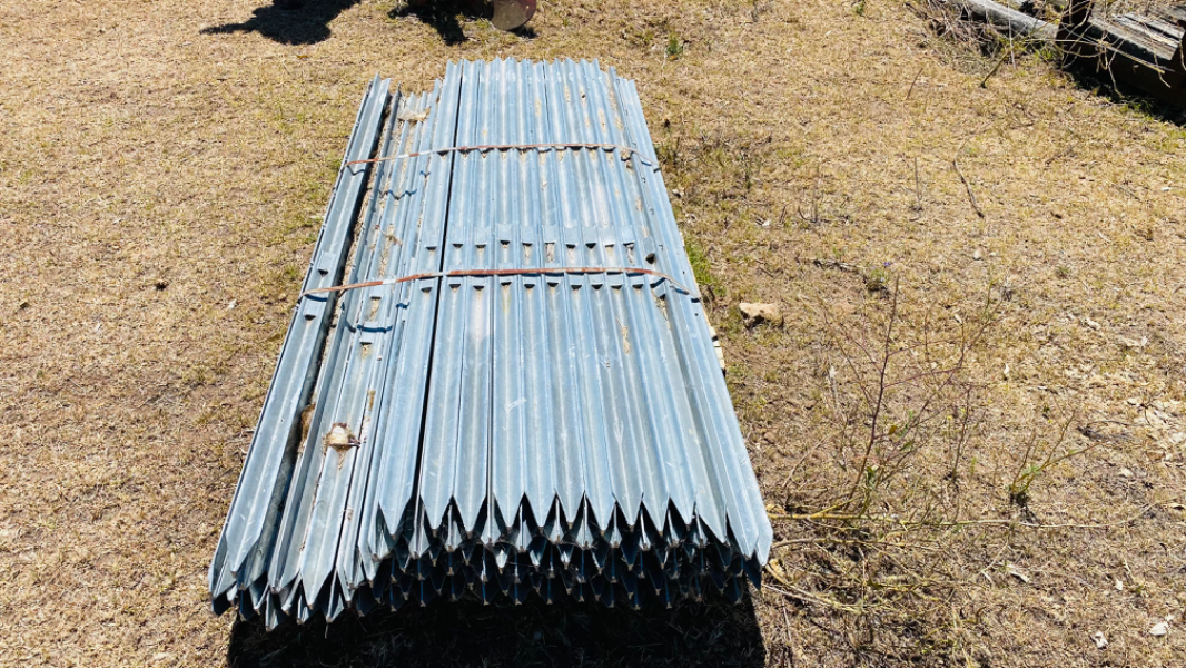 Lot 21 - Clipex Maxi posts | AuctionsPlus