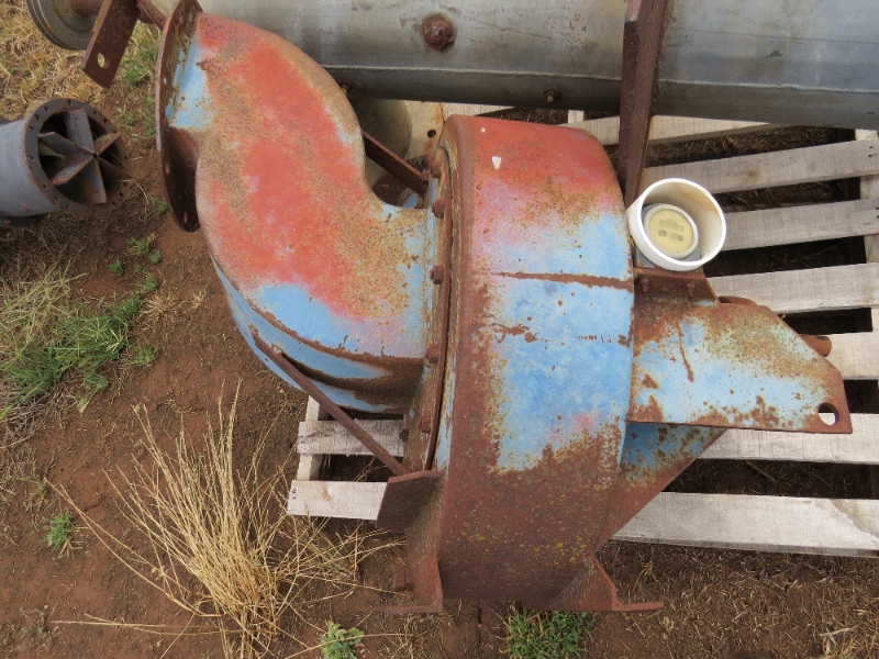 Lot 53 - Robin Grass 8” paddle pump (blue) | AuctionsPlus
