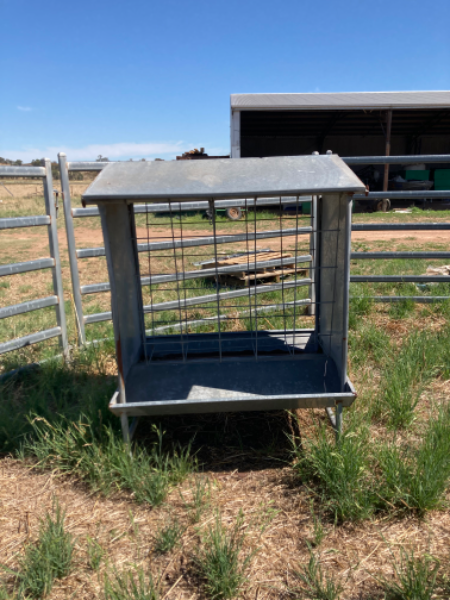 Lot 10 - 4x Arrowquip V Hay Feeders | AuctionsPlus