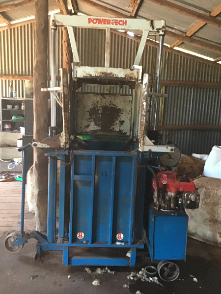 Lot 32 - Lyco powertech woolpress | AuctionsPlus