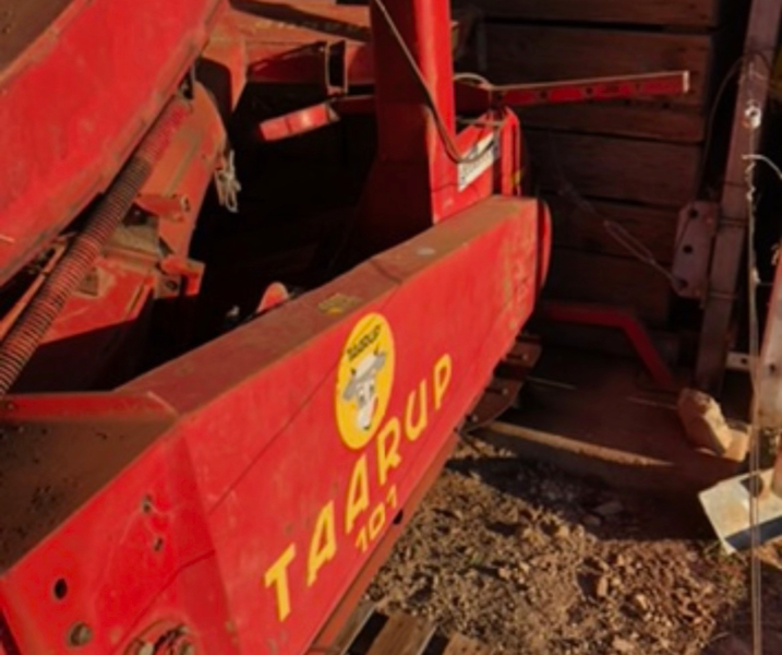 Lot 192 - Taarup 101 corn chopper plus spares | AuctionsPlus