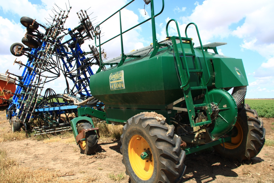 Lot 27 - Simplicity 4500 air cart | AuctionsPlus