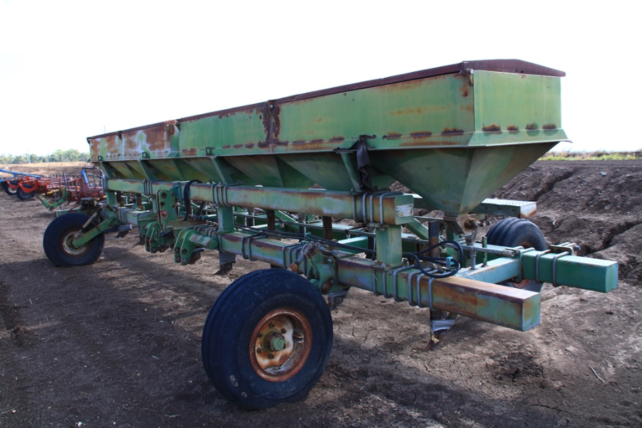 Lot 35 - 8 row Gessner fertiliser rig with middle buster & spare shanks ...