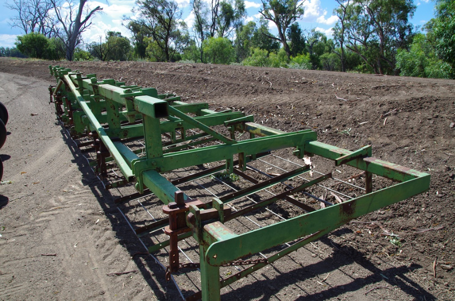 Lot 43 - 8m toolbar with levelling frames | AuctionsPlus