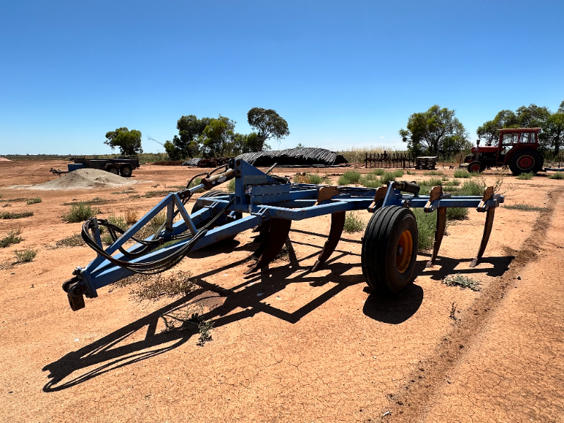 Lot 16 - Grizzly 9 Tyne Deep Digger | AuctionsPlus