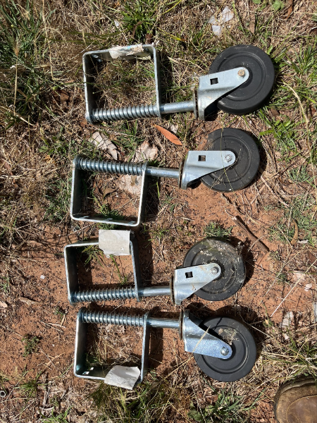 Lot 32 - Gate Feet | AuctionsPlus