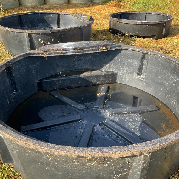 Lot 31 - Water trough | AuctionsPlus