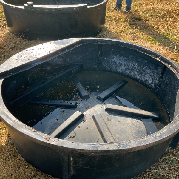 Lot 32 - Water trough | AuctionsPlus